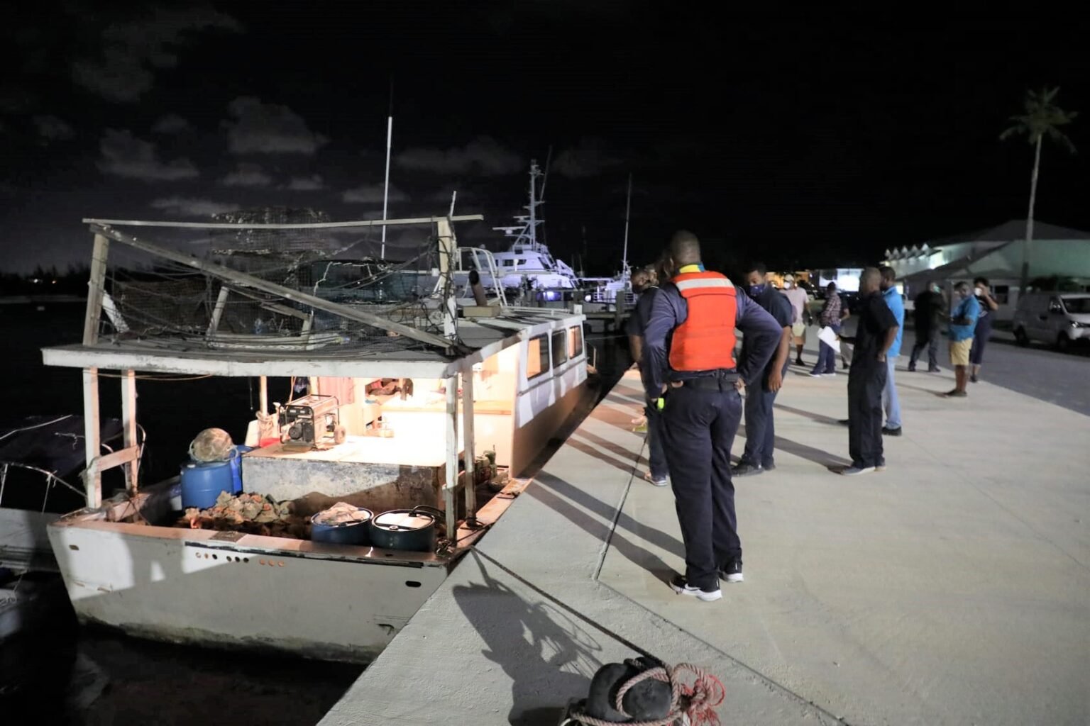 Bahamian fishermen brought in by RBDF for fishing violations – Eye ...